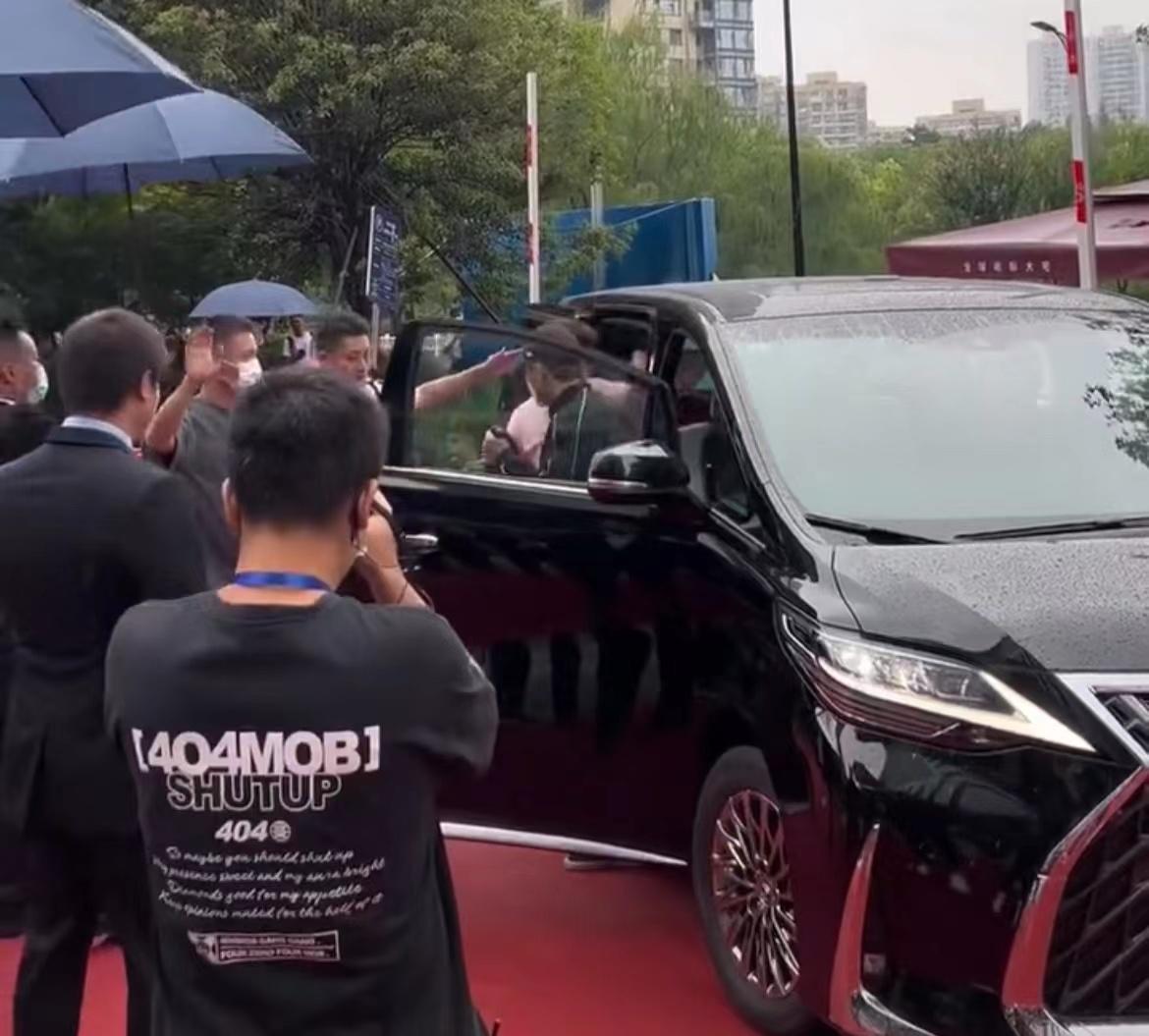 Jackie Chan settled in Hangzhou!Qing moved to his new house to cook and ...