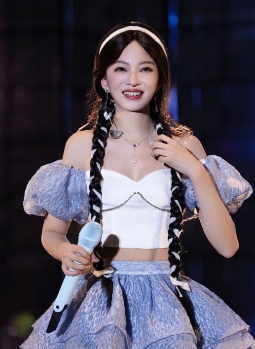 Angela Chang relies on clothes to keep her edge? An excellent singer ...