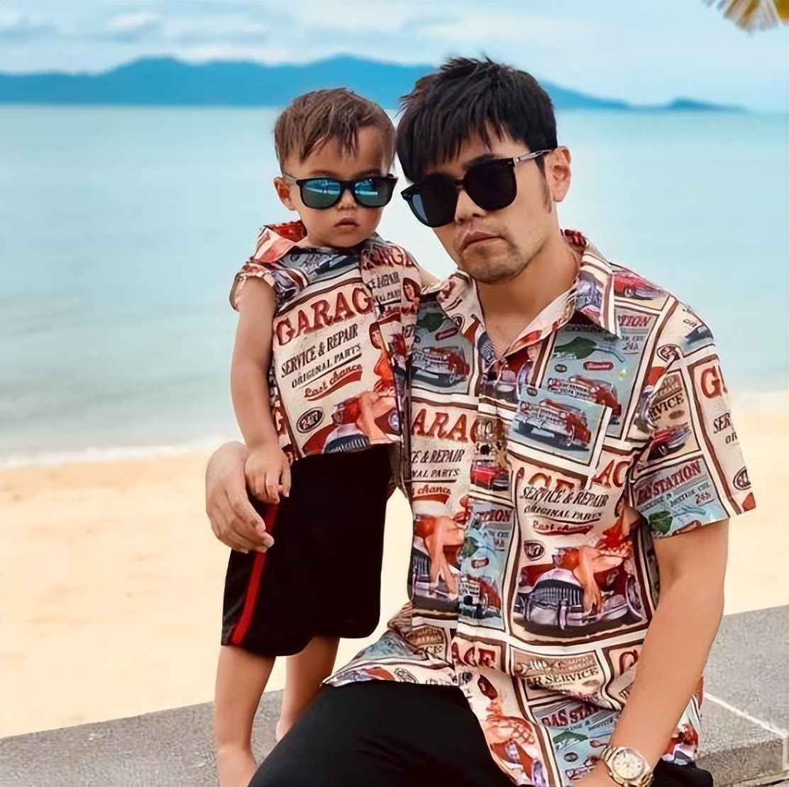 Jay Chou posted a recent photo of his son: ROMEO has short British hair ...