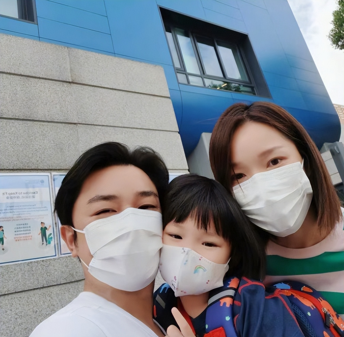 Wang Zulan's family of 4 went to the night market during the Mid-Autumn ...