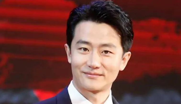 Touching Yang Mi's thigh, sticking out her tongue in a kiss scene, and ...