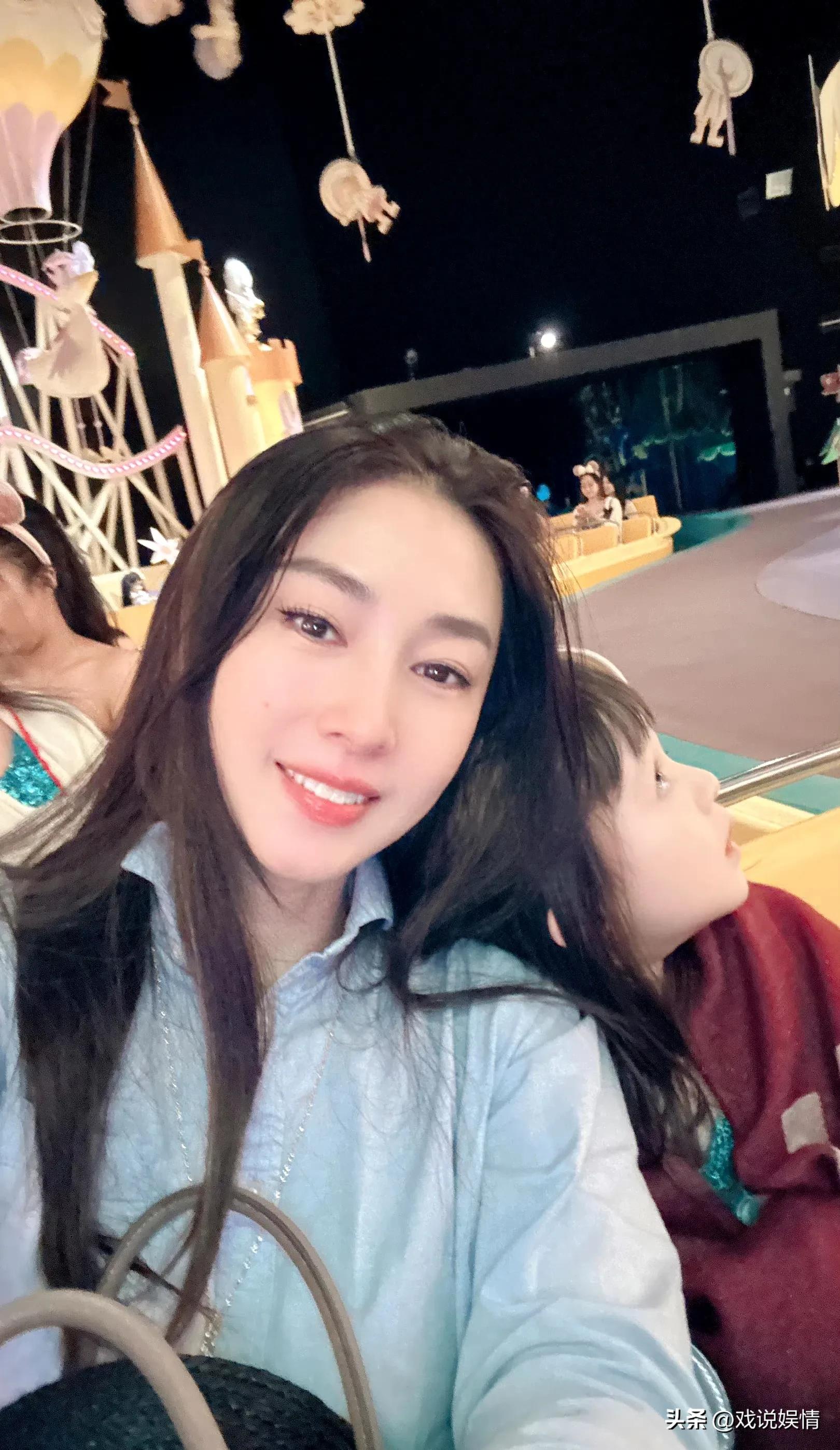 Jia Xiaochen plays with her daughter Disney, and at the age of 4 ...