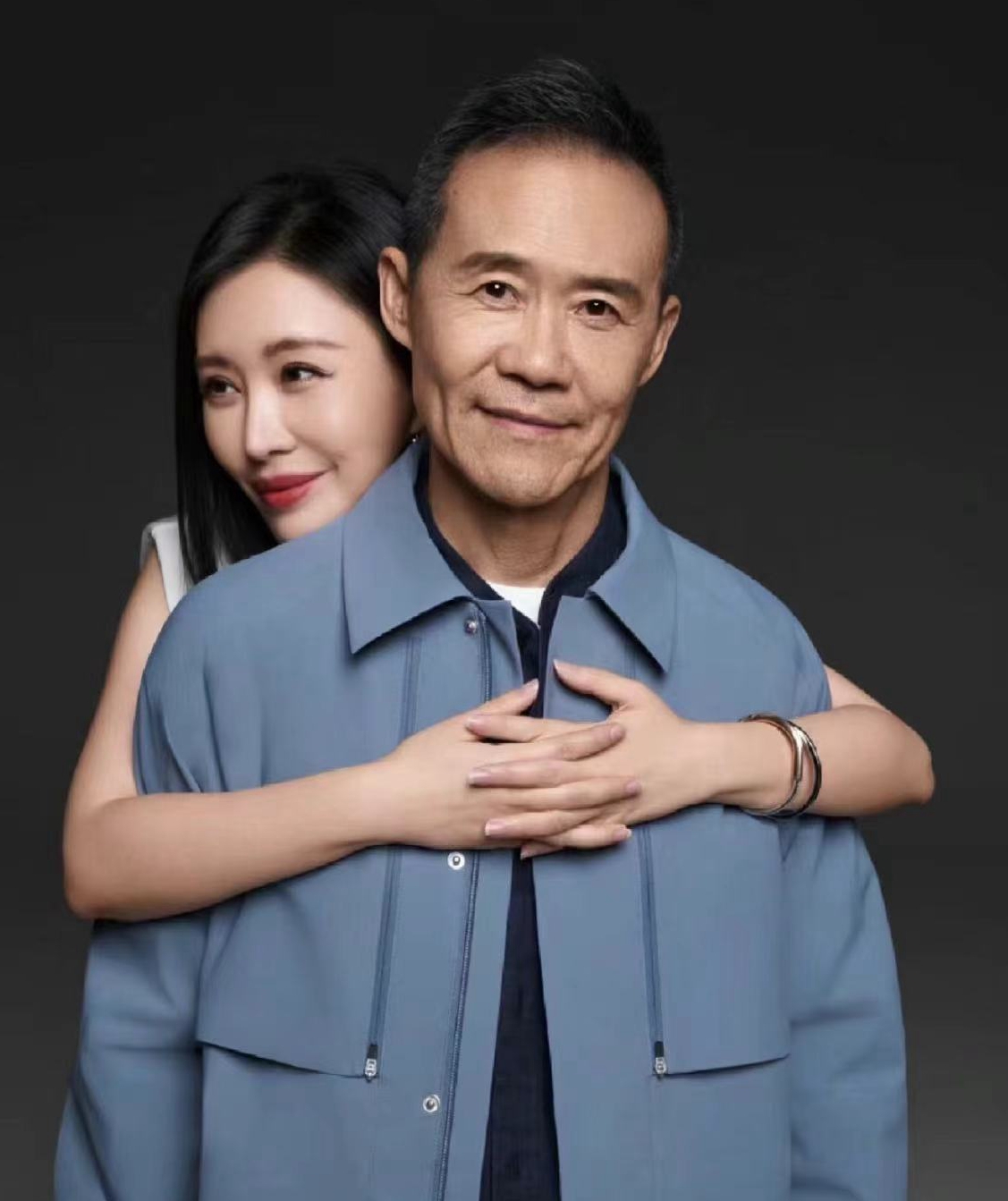 Tian Pujun seldom posted a group photo of her husband and wife, hugged ...