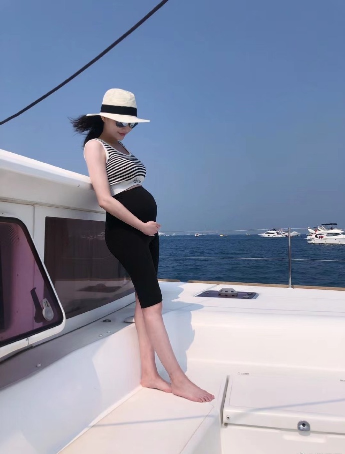 Liu Yifei's classmate Fan Yujun shared photos of going out to sea, and ...