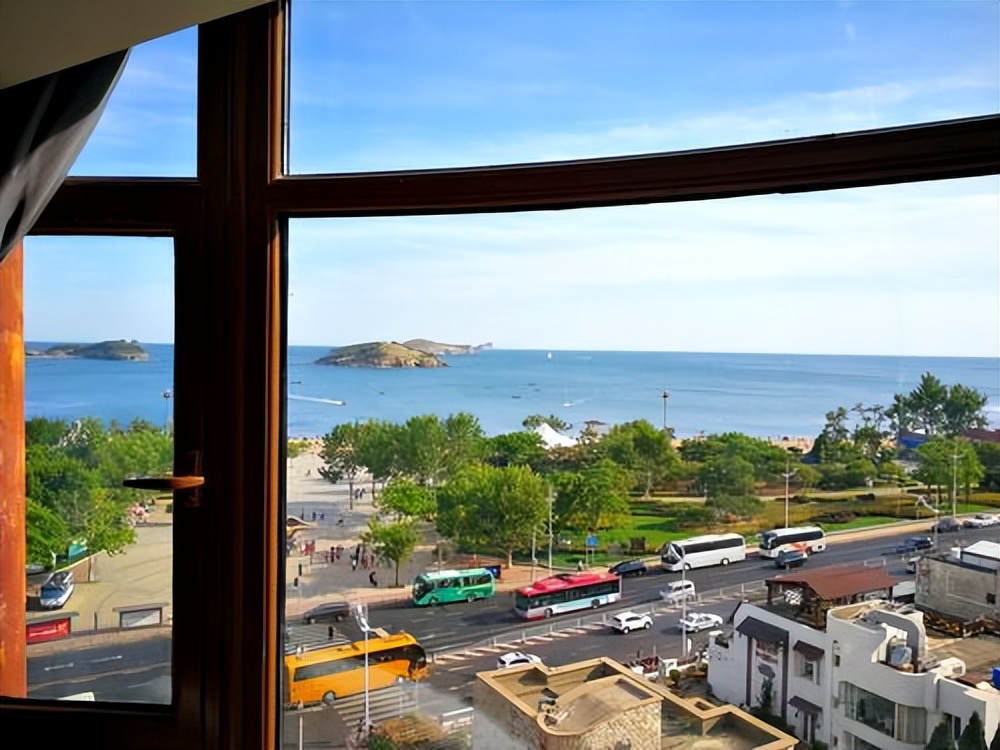 Taking a bus from Fuzhou to Dalian, the rural scene outside the window ...