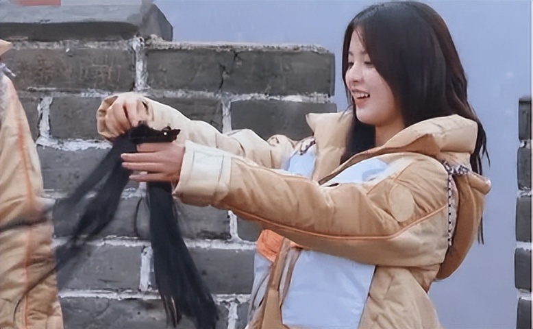 The buttocks are all fake, fake height, fake chest muscles, wigs, are ...