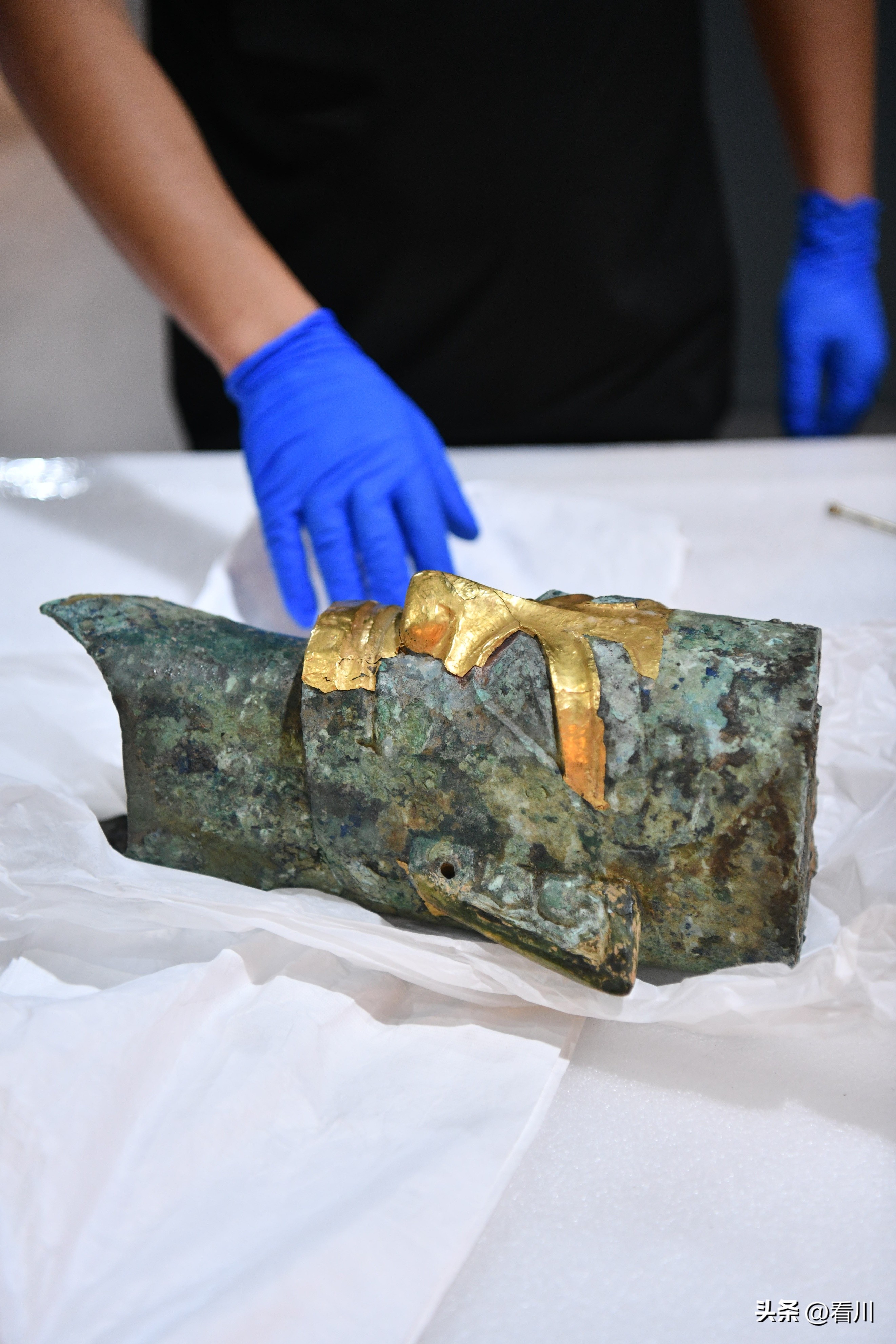 Newly discovered copper statues twisting and kneeling in Sanxingdui ...