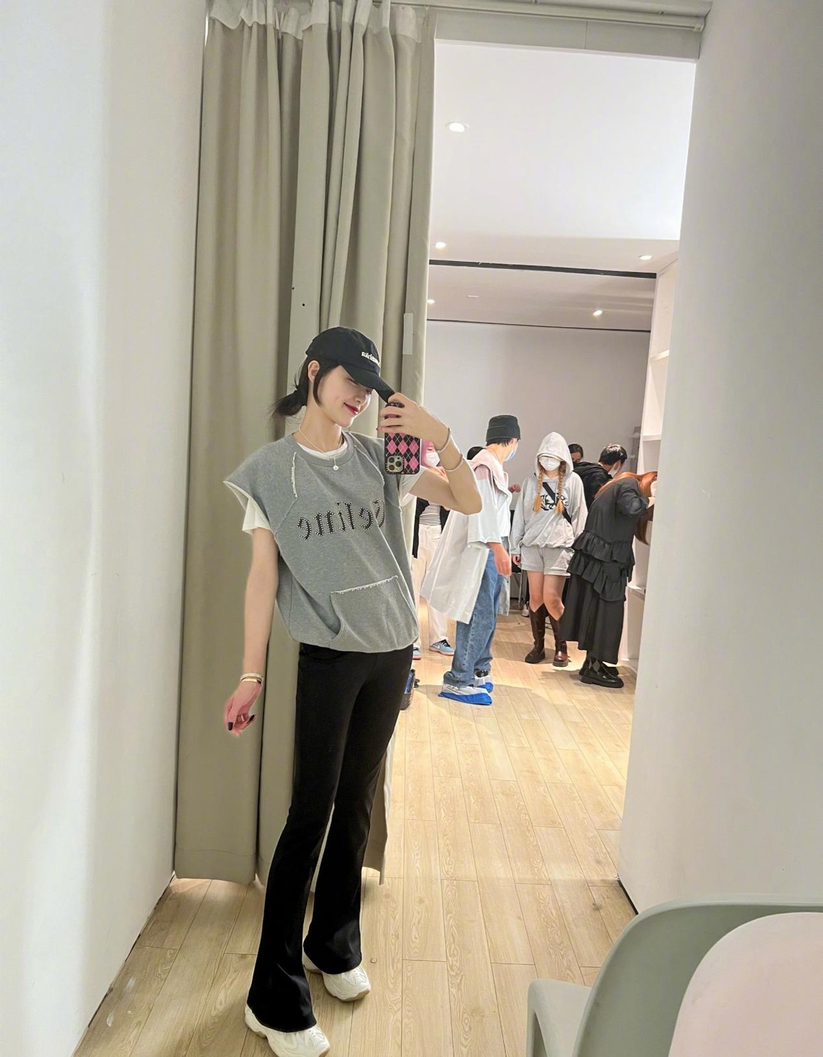 The most beautiful legs in the entertainment industry!Zhang Lanxin won ...