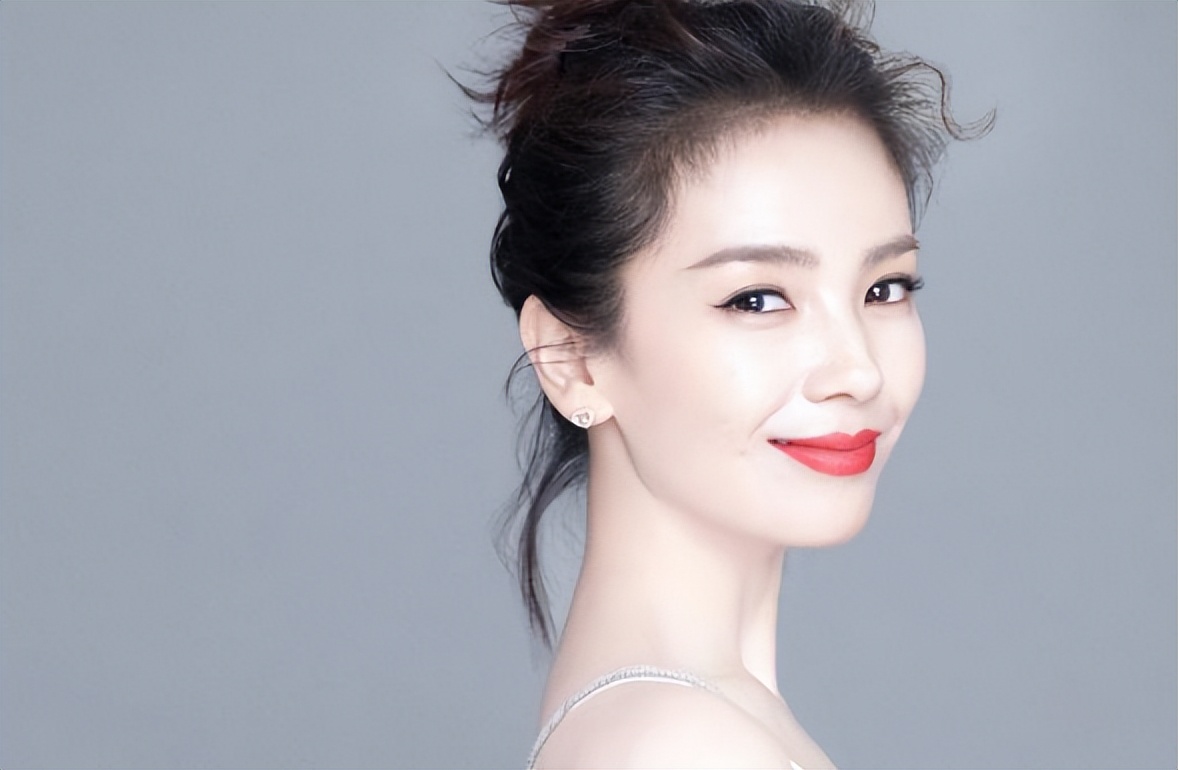 The 41-year-old Liu Tao was hugged by Wang Zijian's public princess, who noticed his hand ...