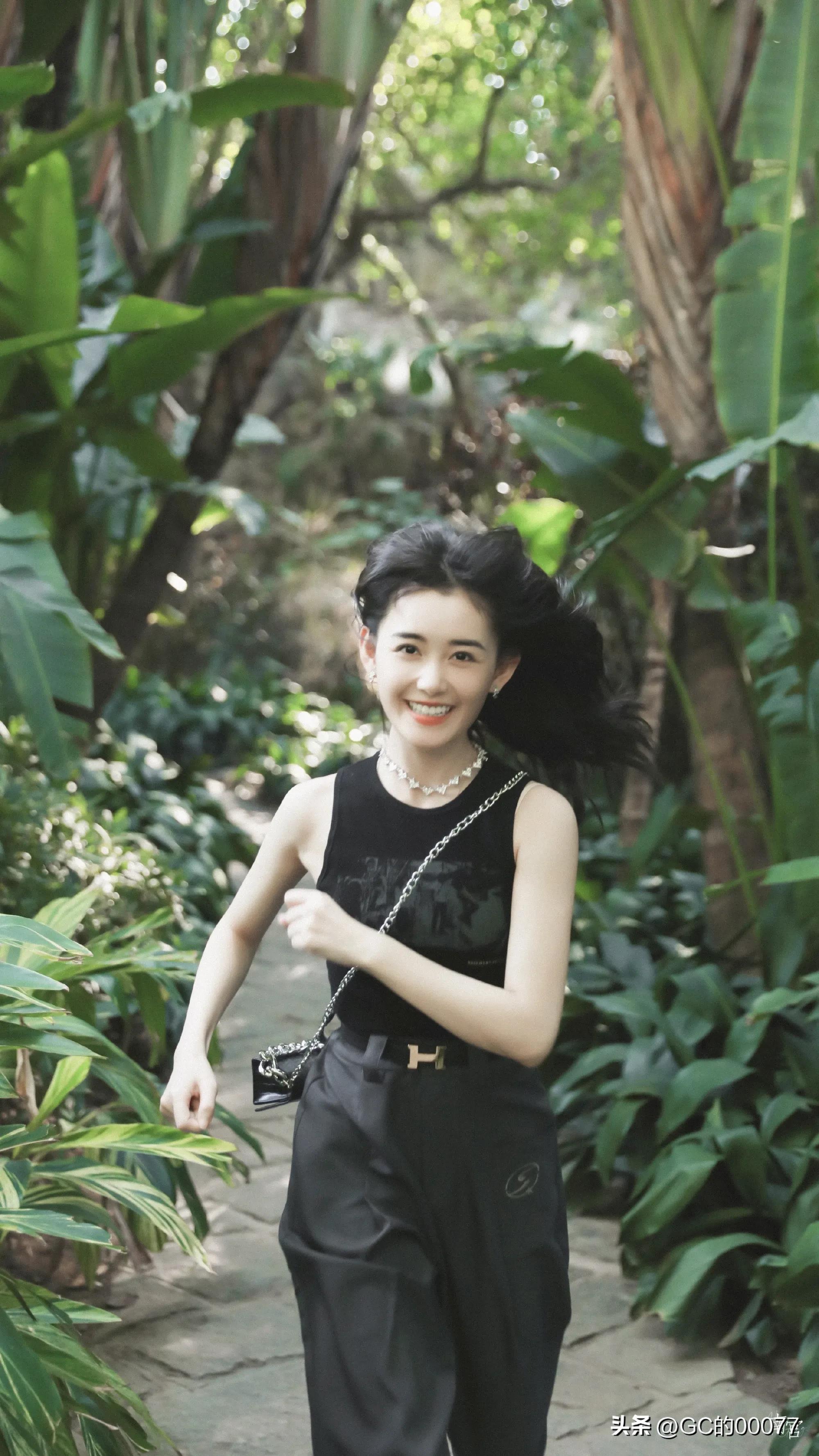 Star picture Jiang Yiyi - iNEWS