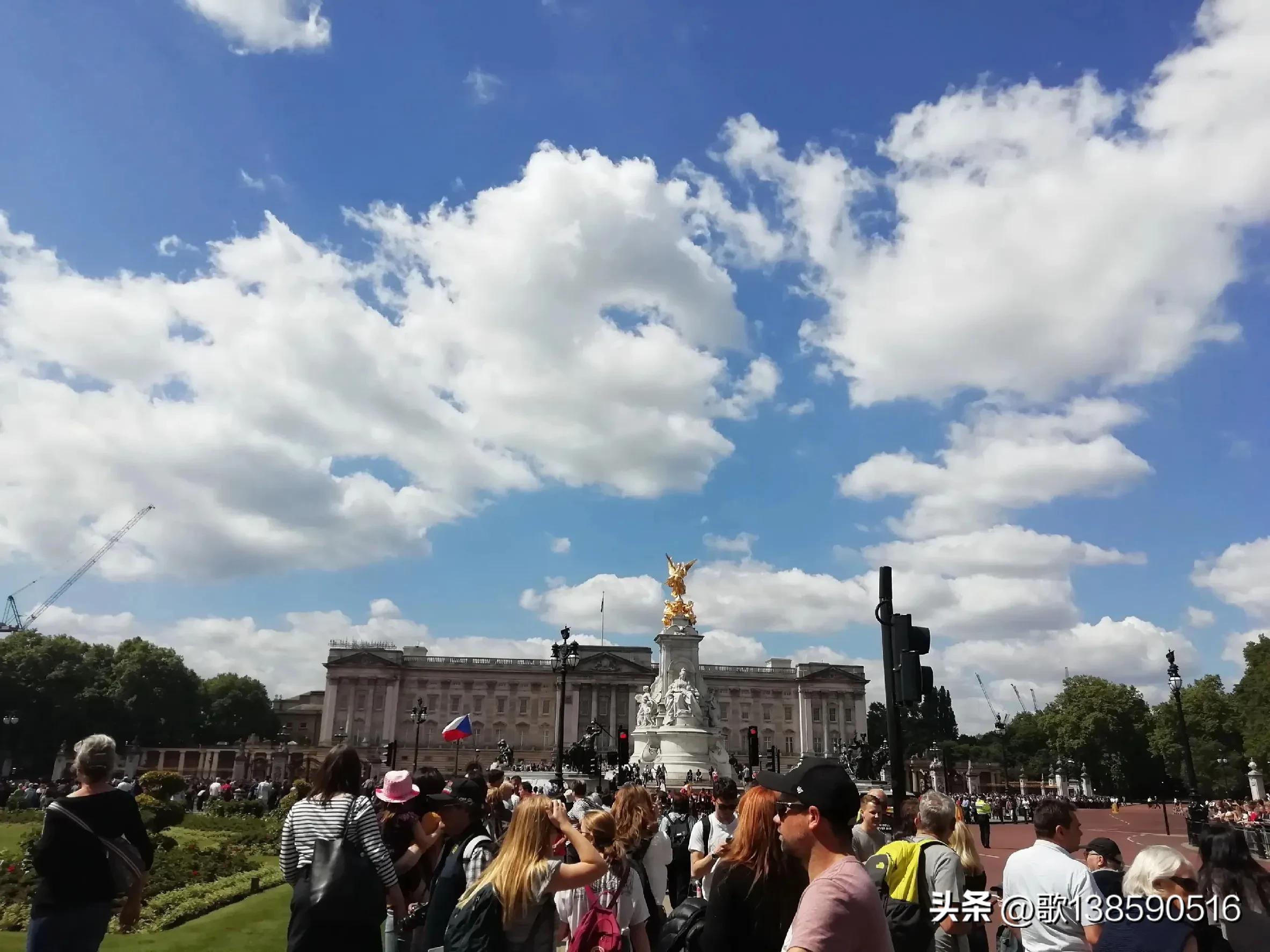 Buckingham Palace is resplendent and resplendent, the Royal Guards are ...