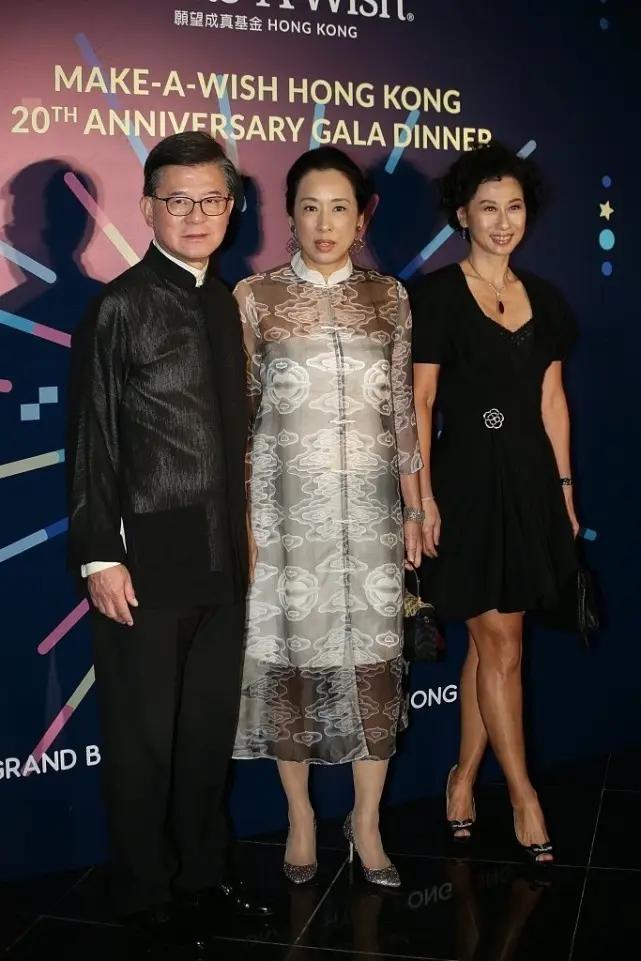 61-year-old Ye Qianwen is in the same frame as 64-year-old Zhu Lingling ...
