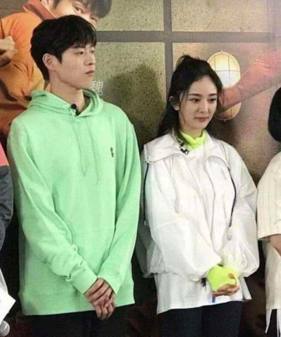 Wei Daxun took a close photo with his friends Qin Lan and Yang Mi, who would be more suitable ...