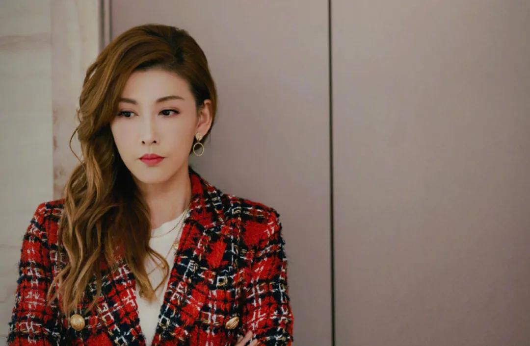 Li Caihua wears a navel-baring outfit and skates, showing off her curvy ...