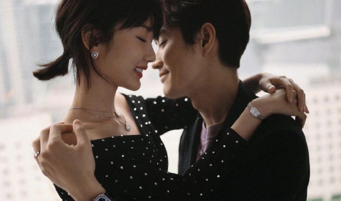 Yang Jue and Mao Xiaotong reunited for a photoshoot. The two held hands ...