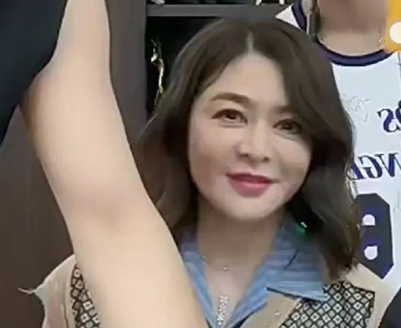 Guan Zhilin can't stand the "money offensive"? Live broadcast for a mainland internet celebrity ...