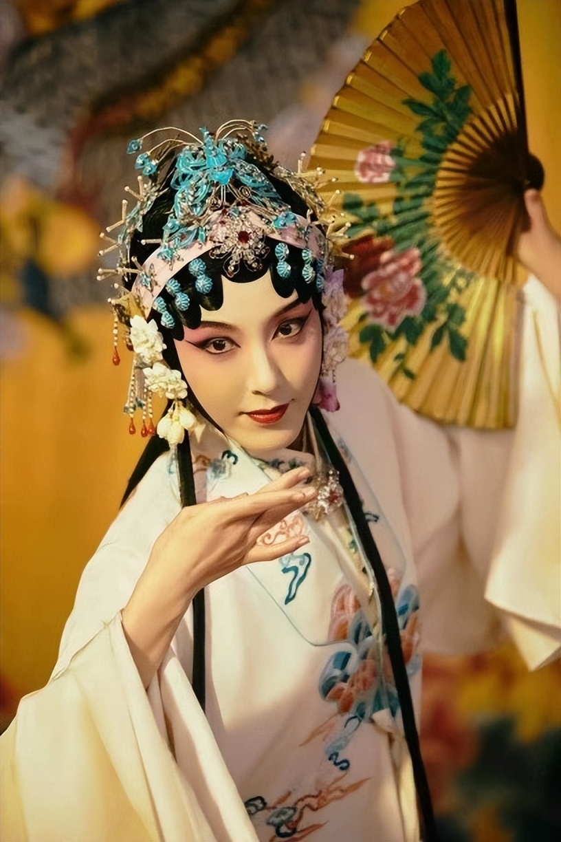 The 46-year-old Zeng Li has an amazing singing voice in Peking Opera ...