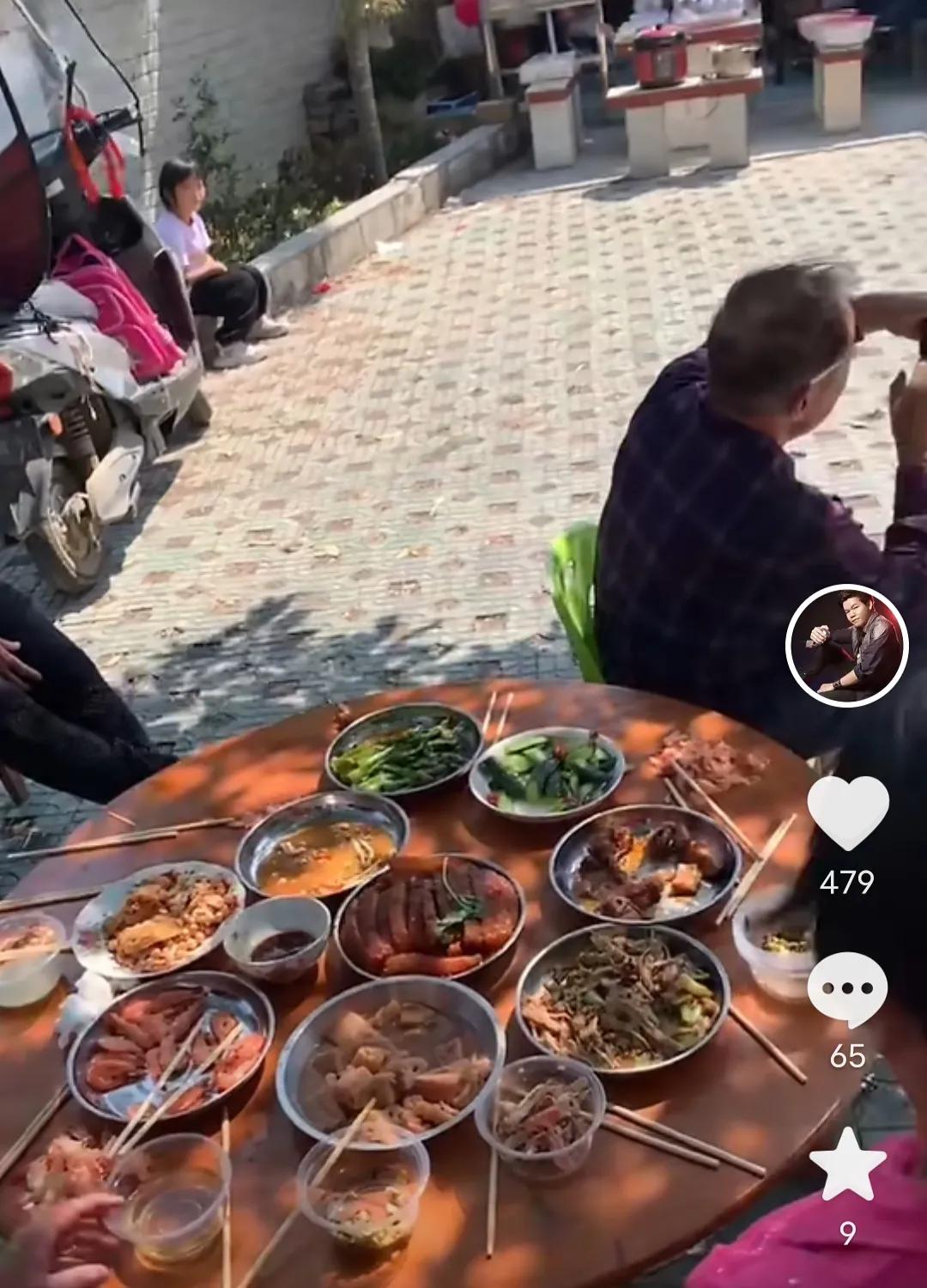 Good Voice Liang Yuying went back to her hometown to celebrate with a ...