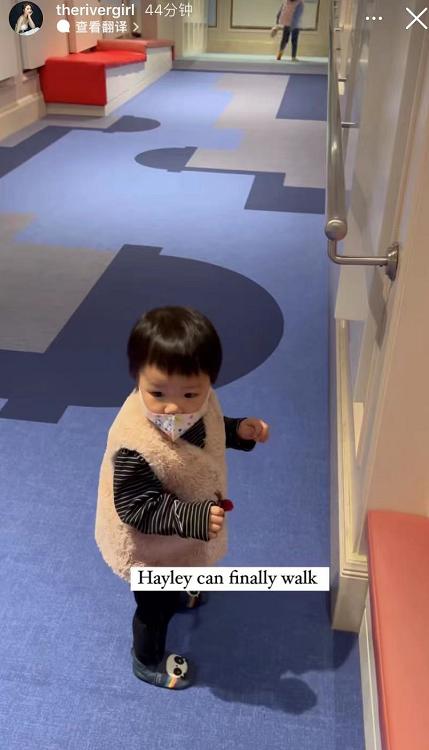 Li Ya-nan exposes his daughter, 1-year-old Hayley swayed and learns to ...