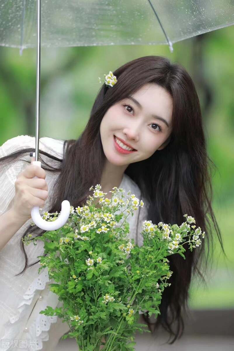 Xuan Lu's white dress in the rain looks like a photo with a cool breeze ...