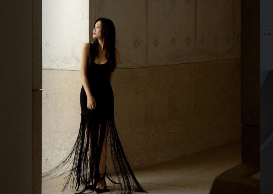 Guo Keyu wears a black suspender skirt to show off his proud figure. He ...