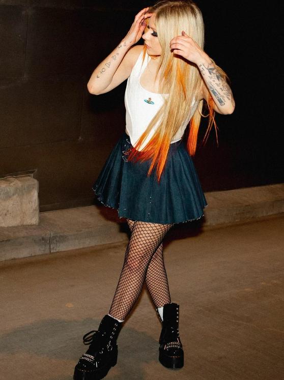 Avril Lavigne's recent photos were exposed, showing off her beautiful ...