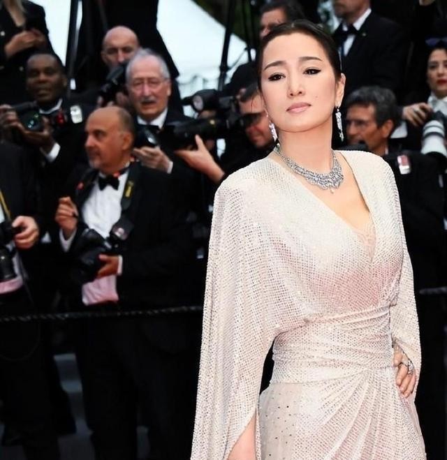 Gong Li has a broad figure with big shoulders, waist, big breasts and a ...