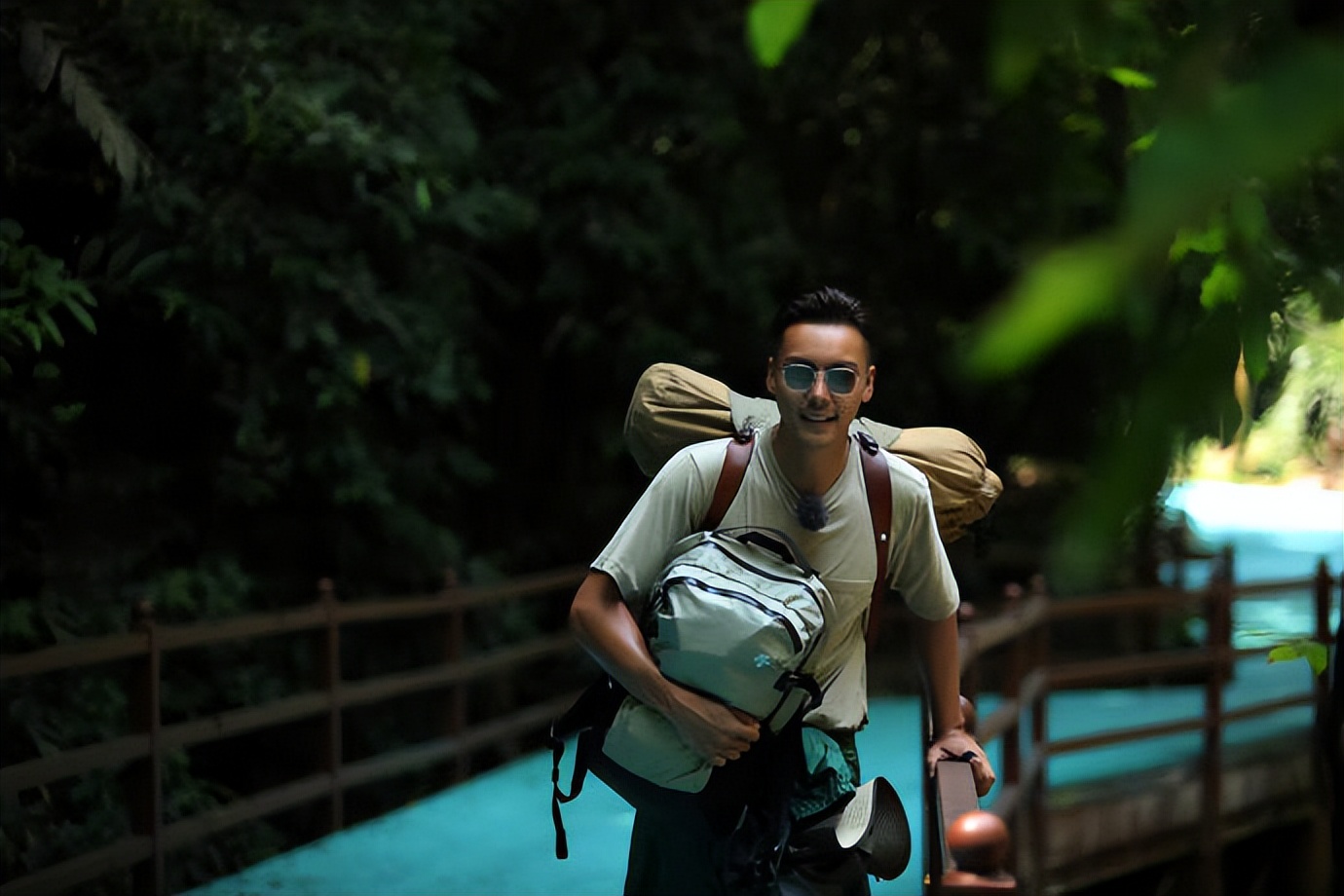 Chen Weiting's camping photos are cute and funny when he is kissed by a ...