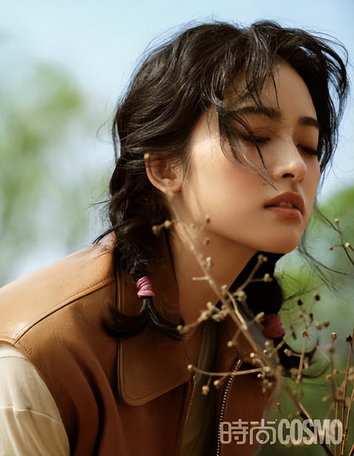 Shen Yue staged a spring outing photo shoot, with braided braids, full ...
