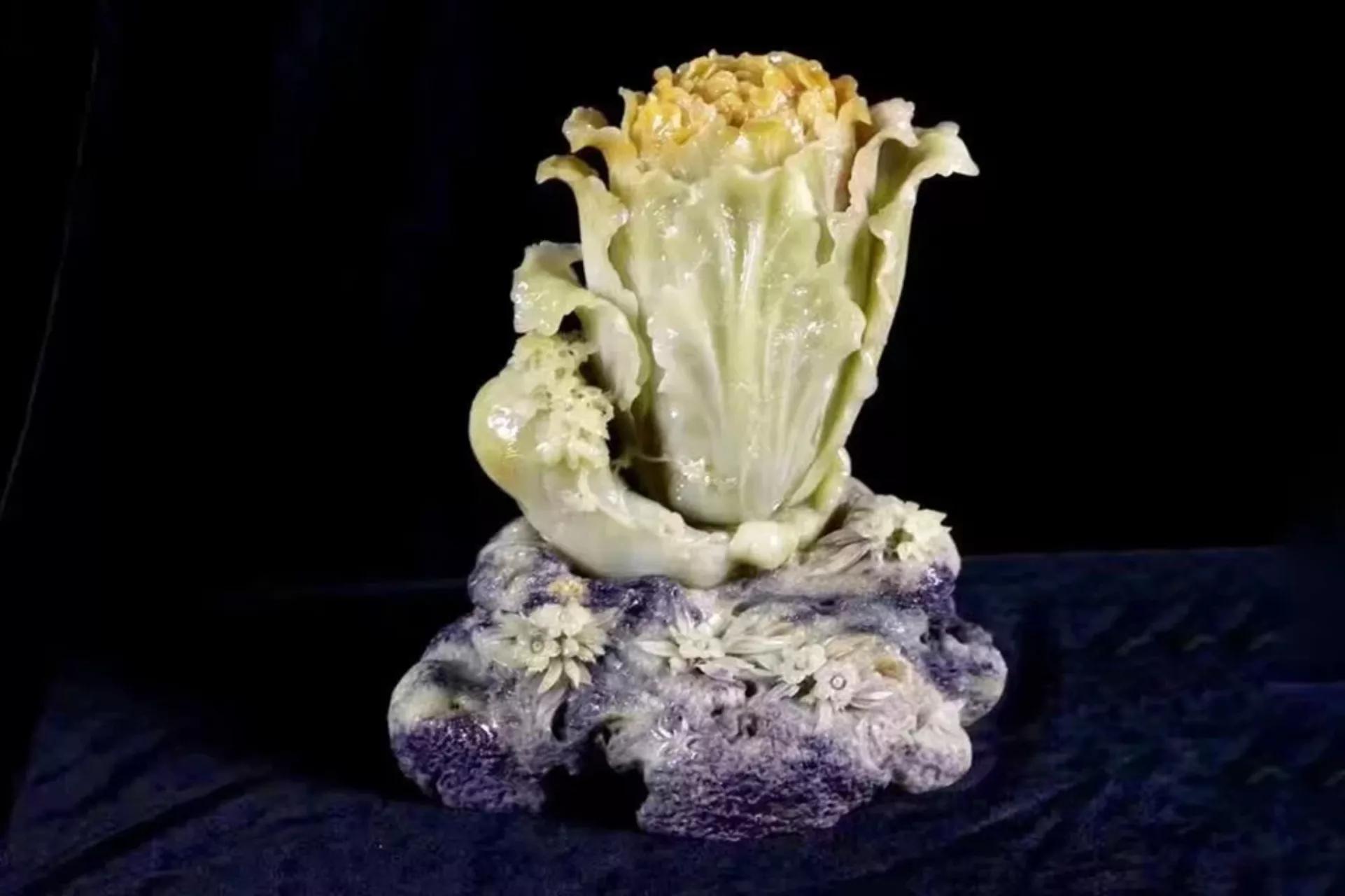 In 2007, a piece of Changhua chicken blood stone carved by Niu Kesi ...