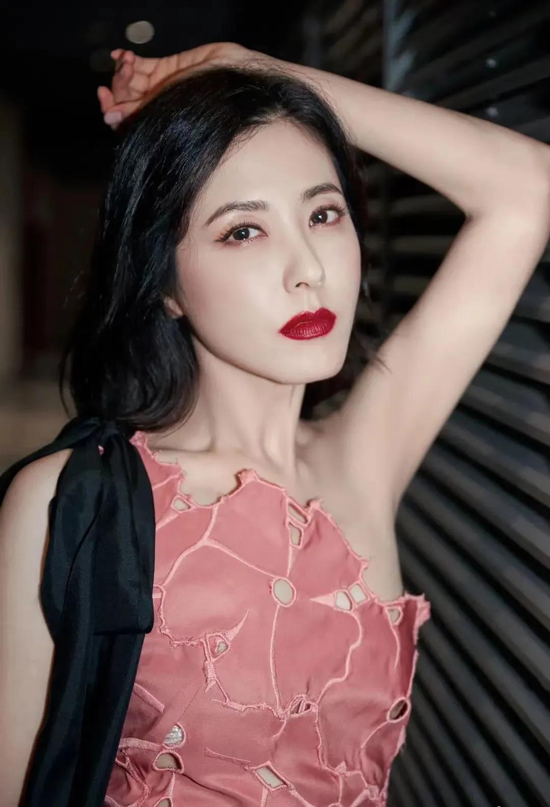 Sexy Zeng Li - iNEWS