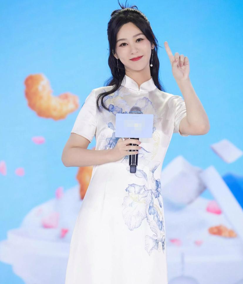 How good-looking Yang Zi is, wearing an embroidered cheongsam to set ...