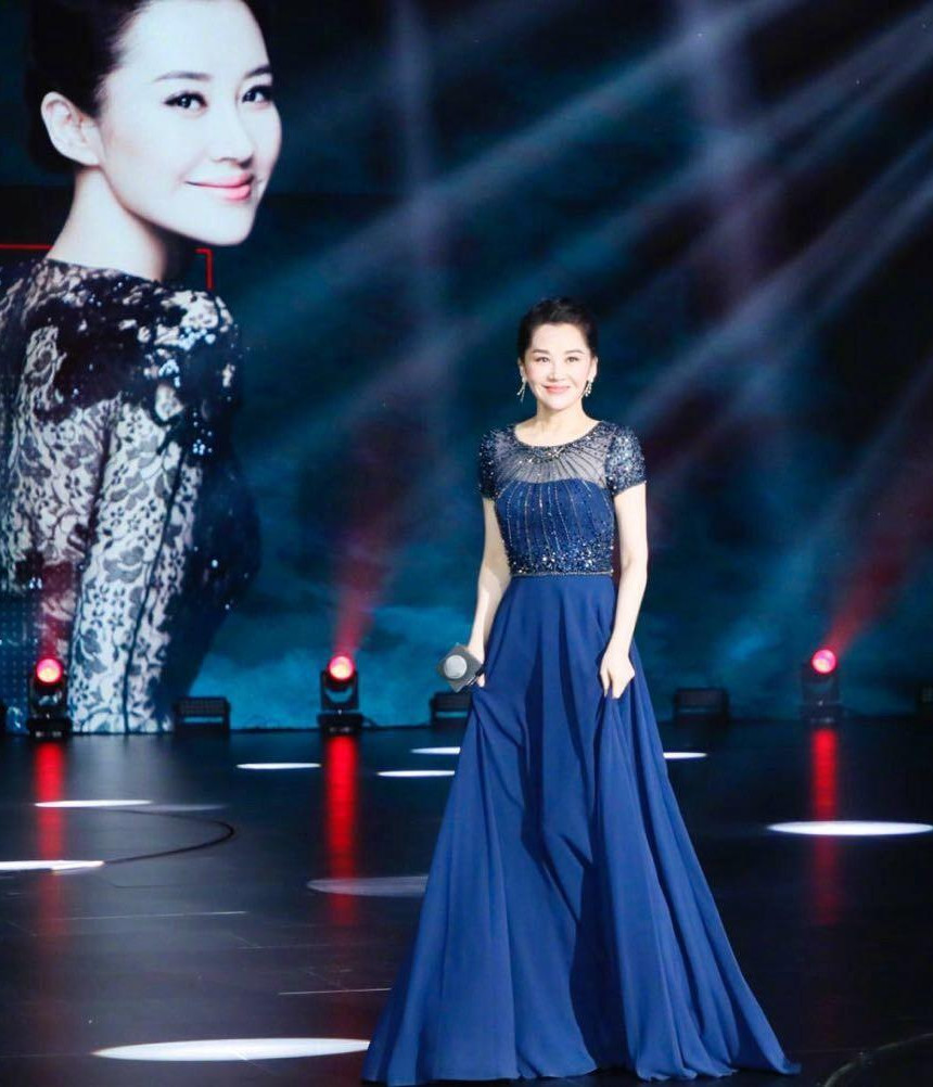 When Lin Xinru and Xu Qing wore starry sky skirts together, I realized ...
