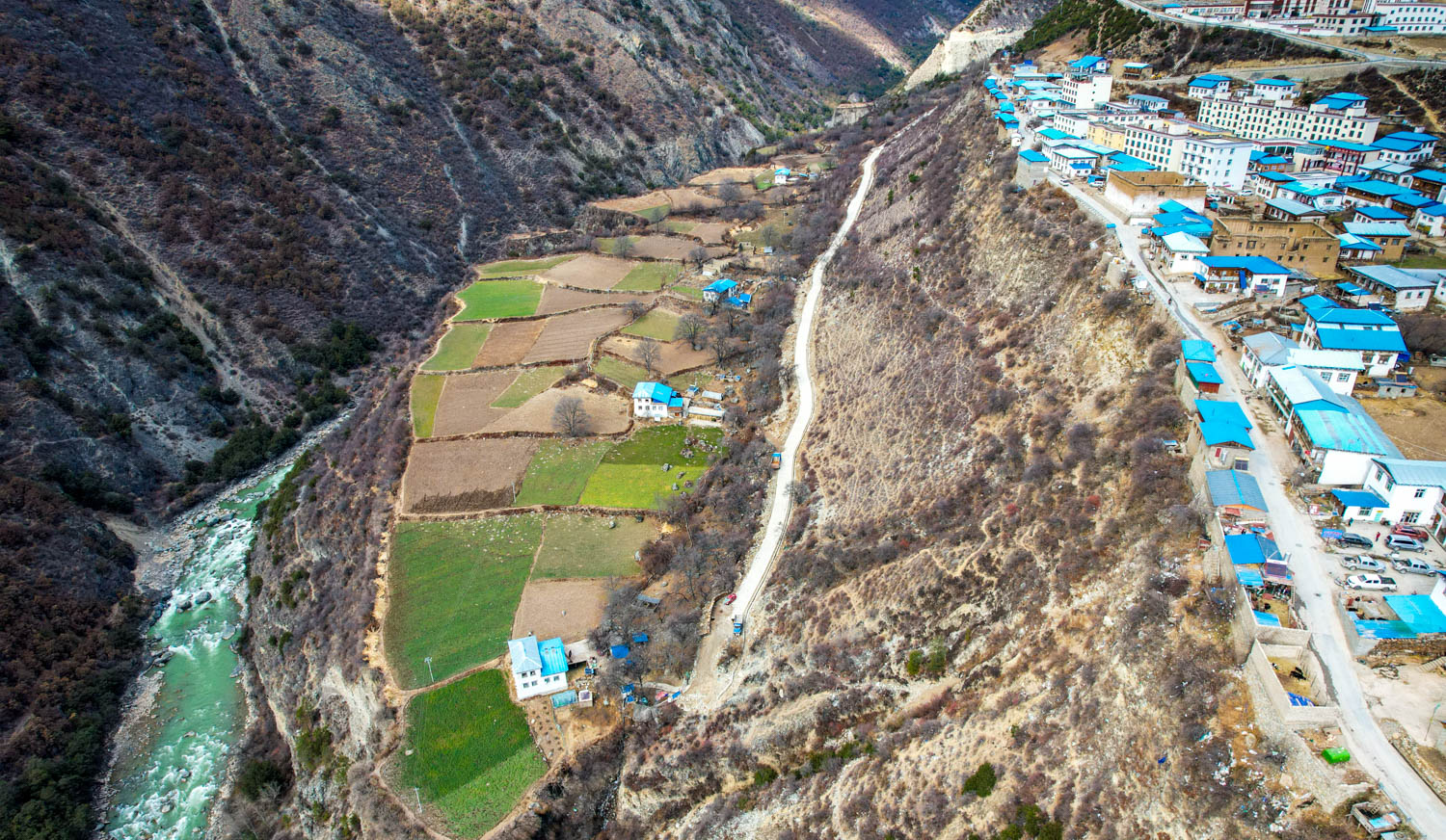 The cliff village at the junction of Tibet and Yunnan is difficult to ...