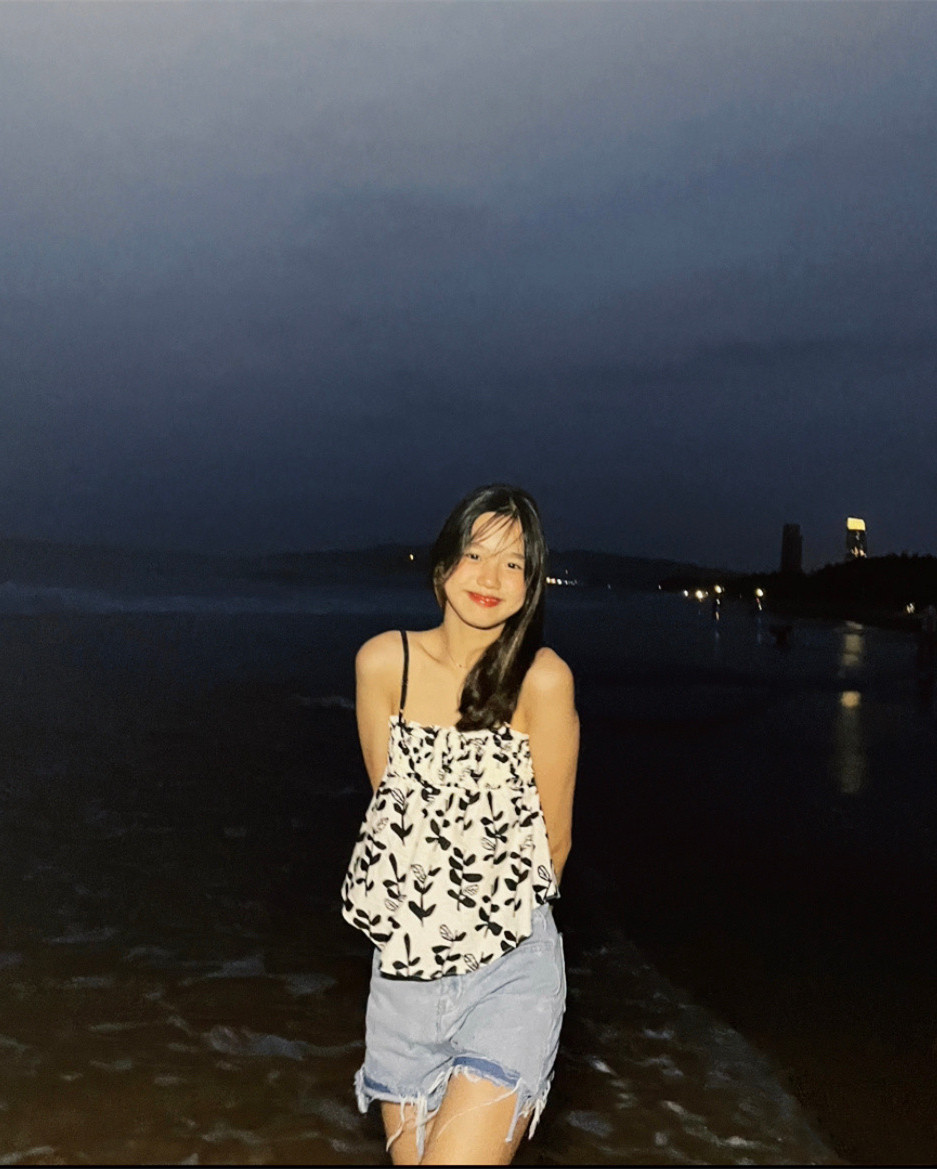 Christy Chung's second daughter takes photos on the beach!Wearing a ...