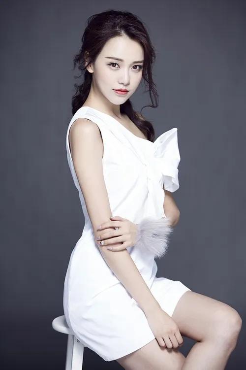 Beautiful actress and model Huang Yilin, with good looks and good ...
