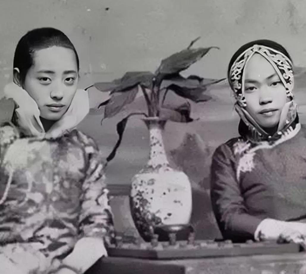 Old photos of the Republic of China: A brothel prostitute sits in the ...