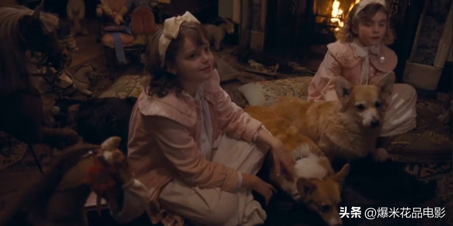 Commemorating Queen Elizabeth II with an on-screen image of the Queen ...