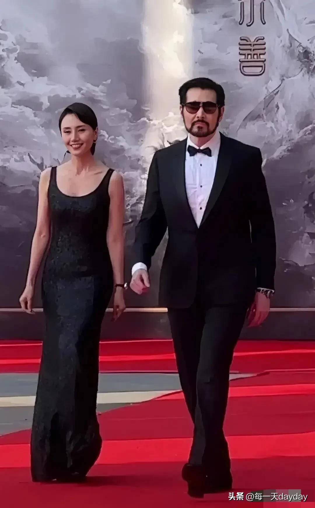 In the famous scene of the premiere of Fengshen, Huang Bo pulled Yuan ...