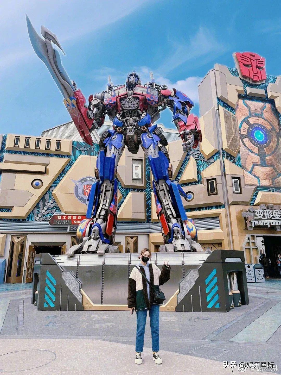 Rainie Yang posted photos of Universal Studios play - iNEWS