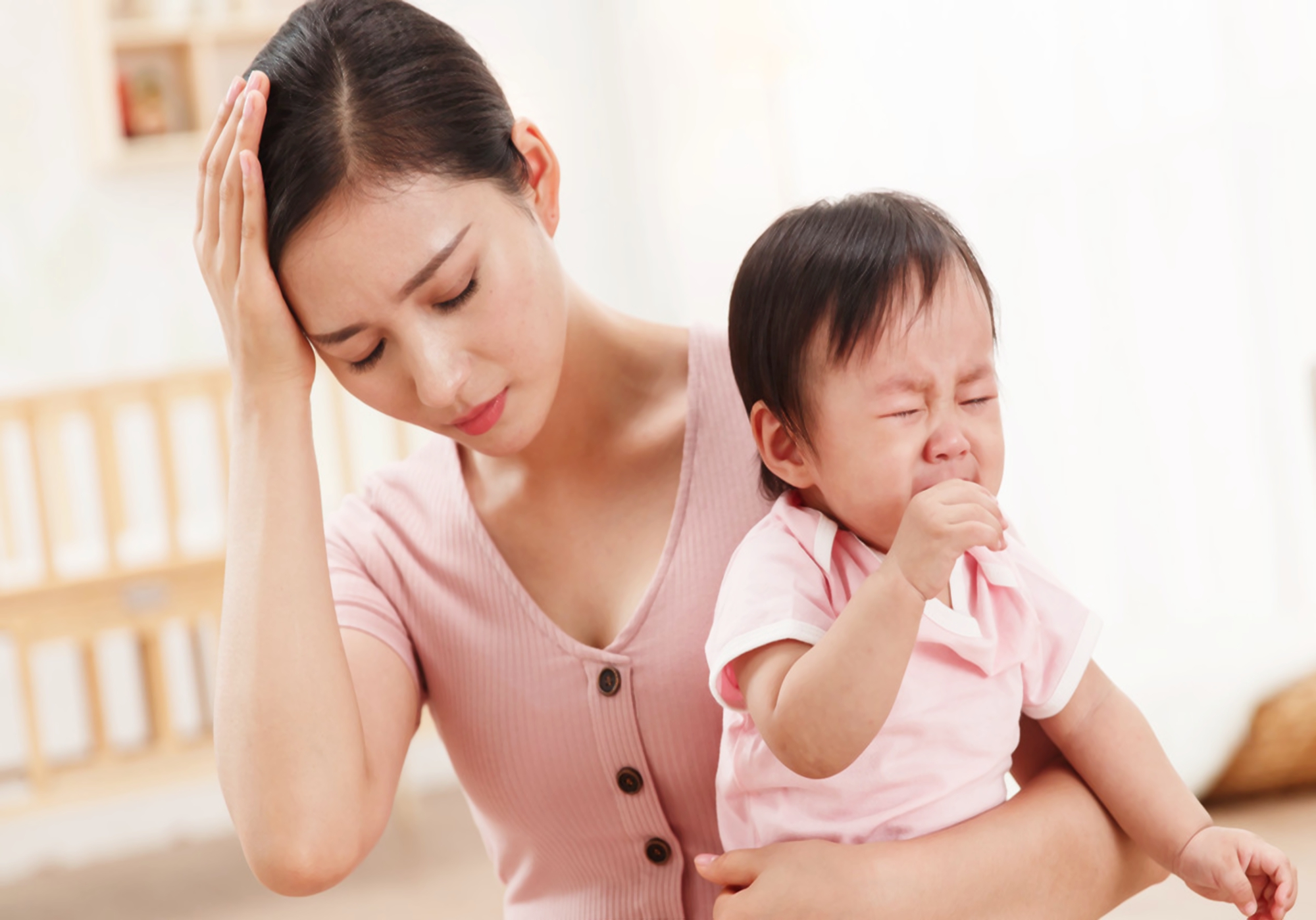 Babies always like to scratch their faces, even scratching blood marks ...