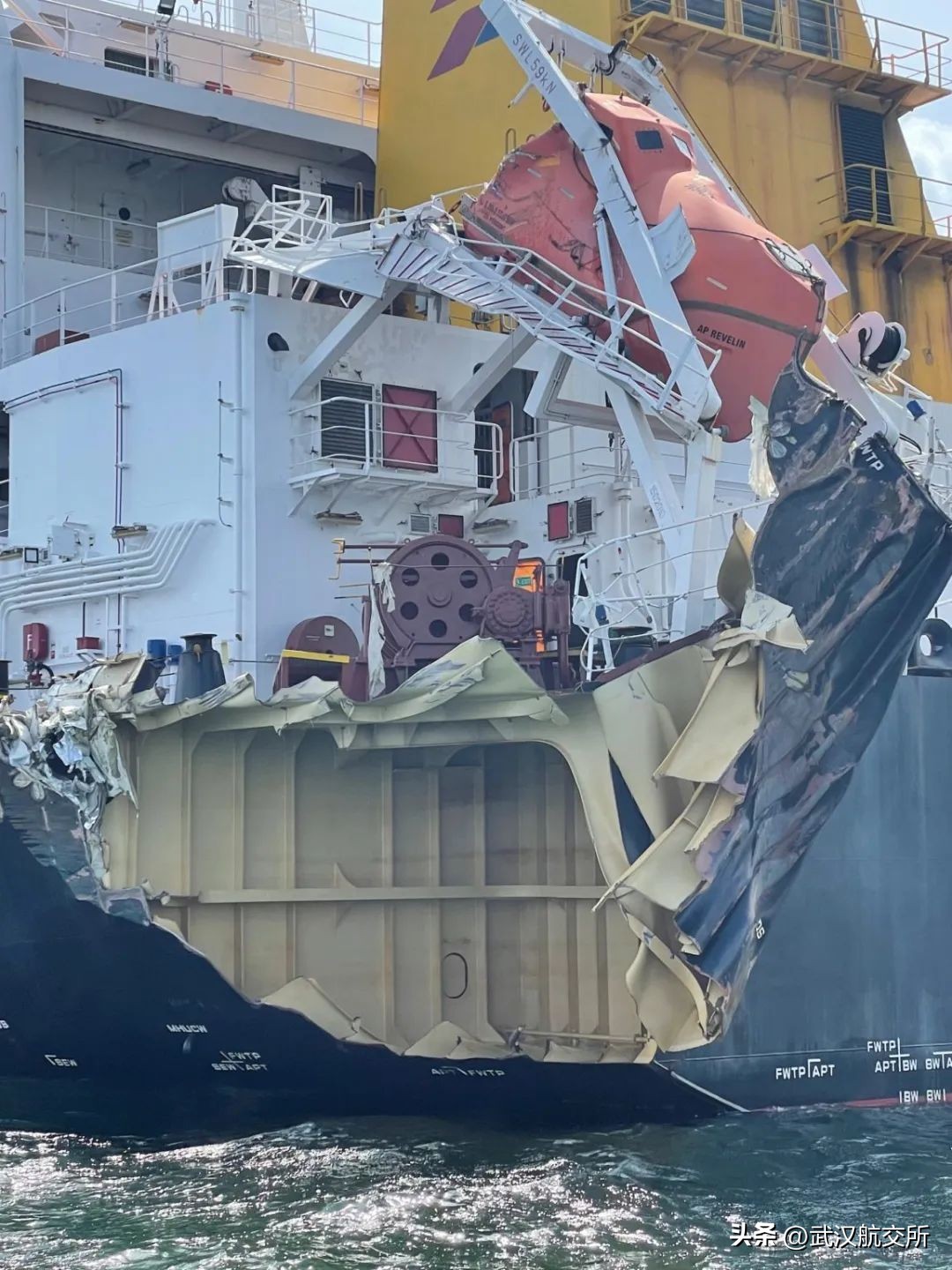 Host out of control!"Bang!" The incoming ship collided with the ...