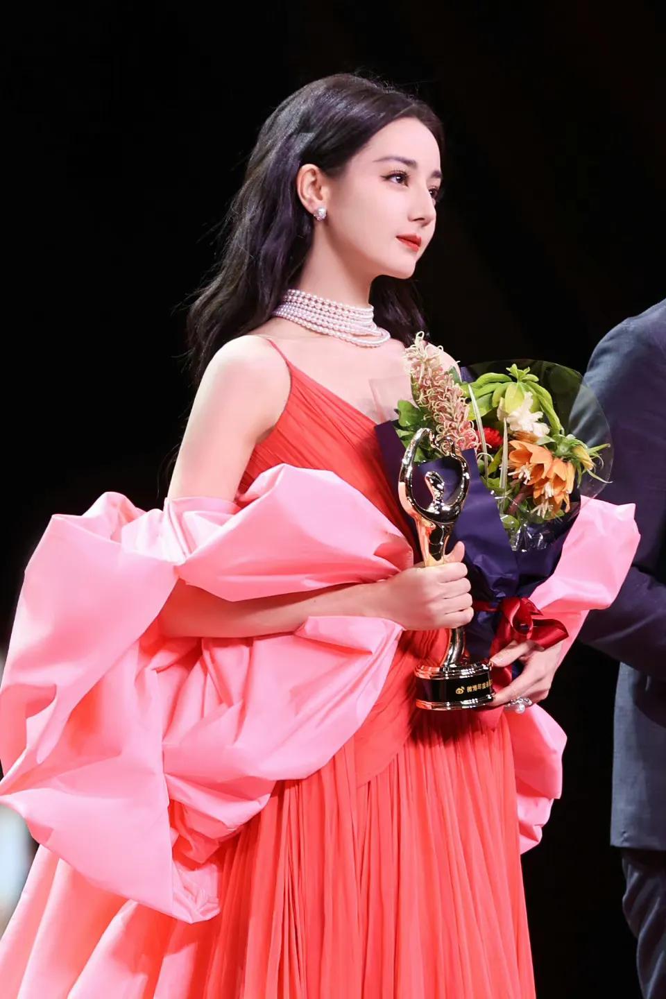 Weibo Night: Beautiful pictures of Di Lieba Dilimulati - iMedia