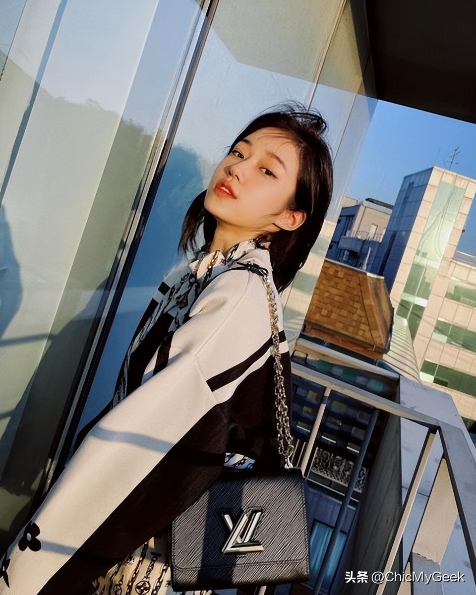 After acting in three works, he became popular and became a monster ...