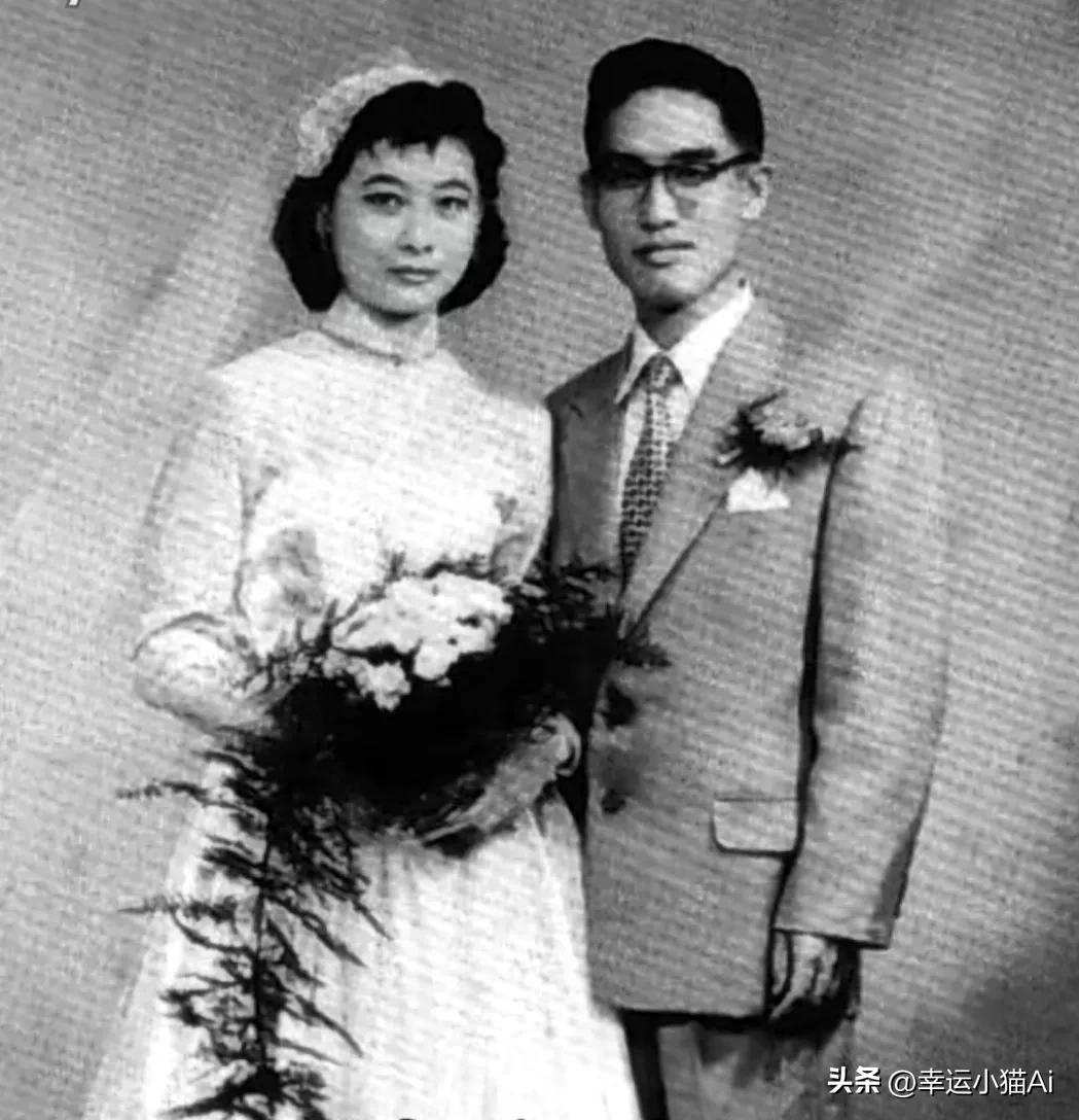 With a tiger in my heart, I sniff the rose carefully~ - iMedia