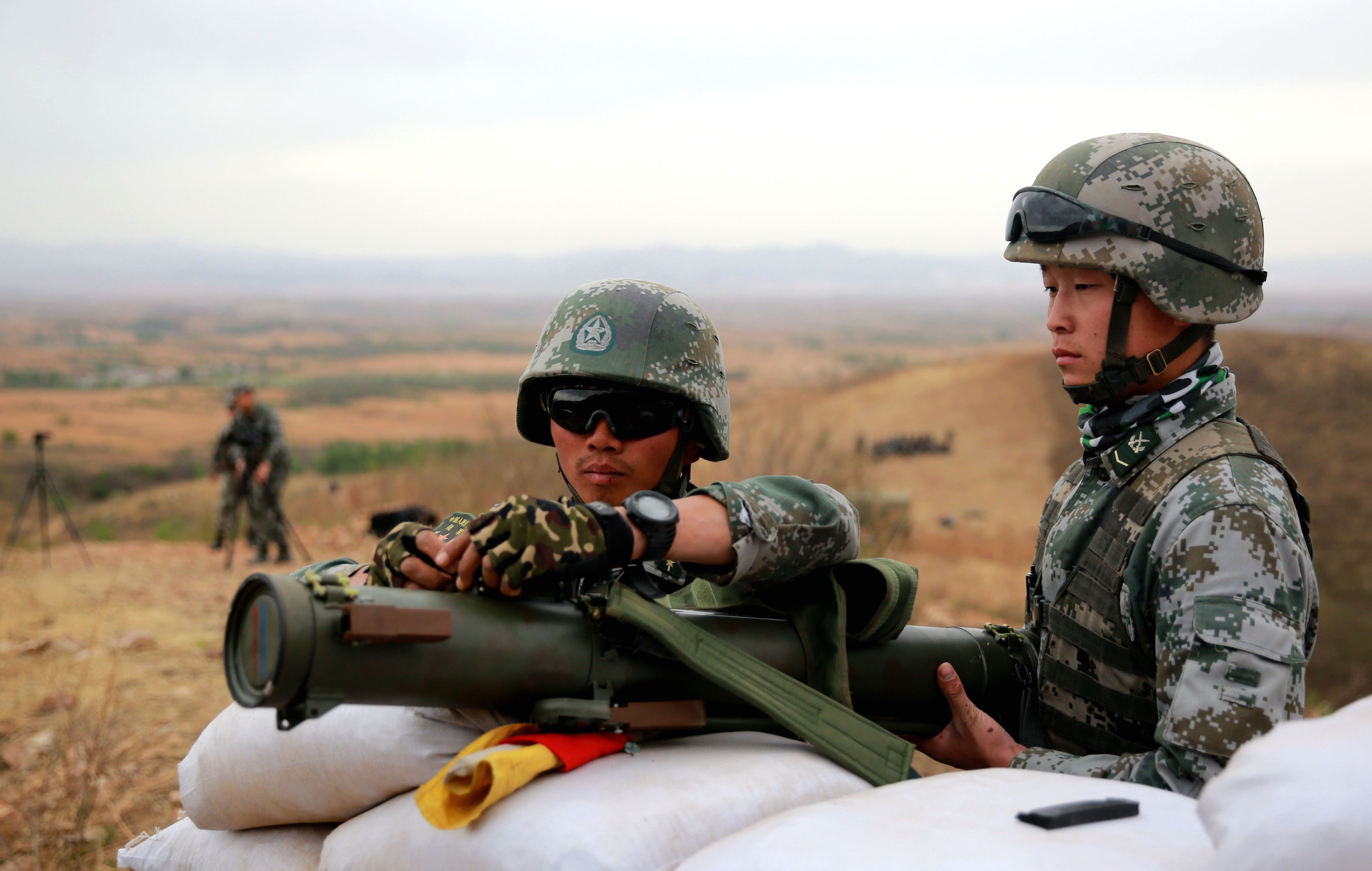 A high-end machine gun company, equipped with 8 heavy machine guns ...