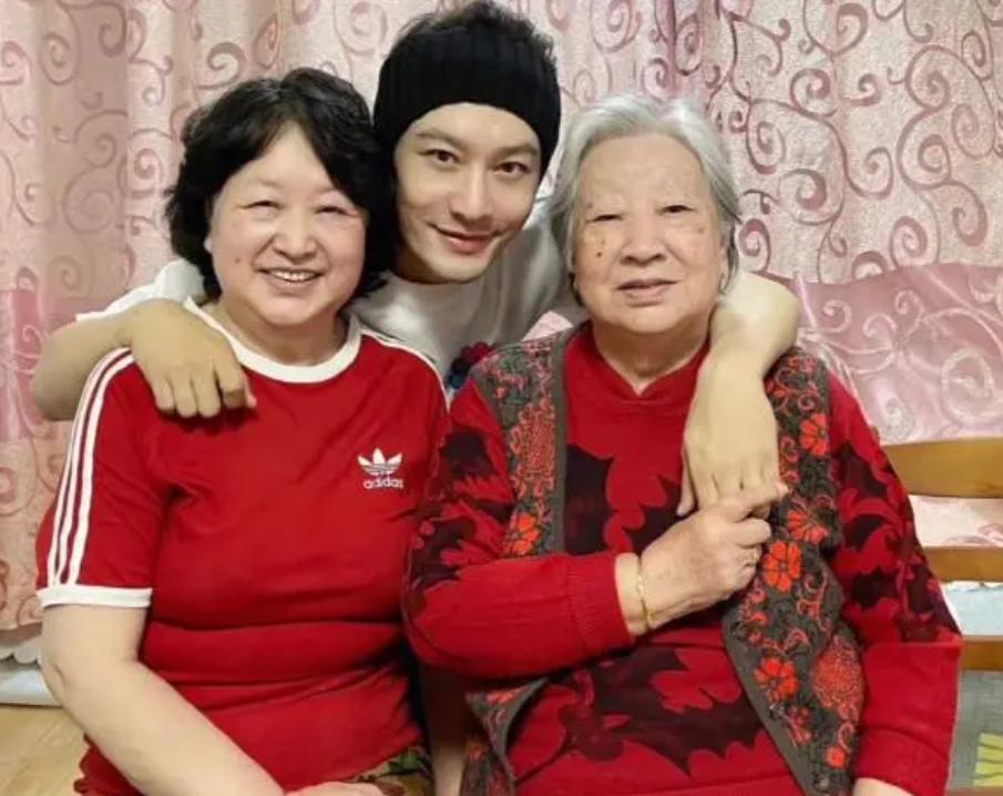 Huang Xiaoming took a group photo with his family, and Xiaosong's face ...