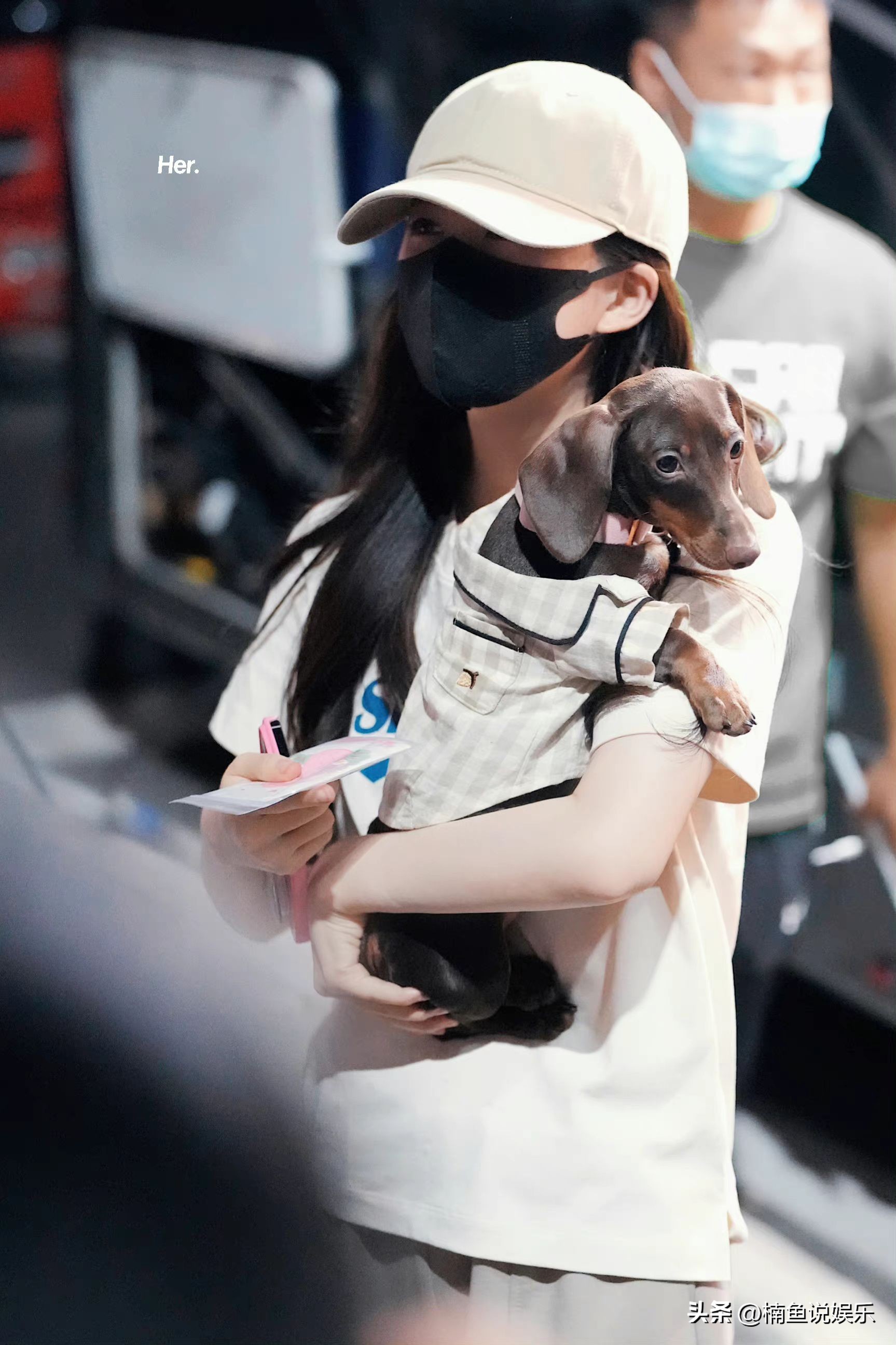 Zhao Lusi is really a sweet girl!Taking a selfie with your dog in your ...