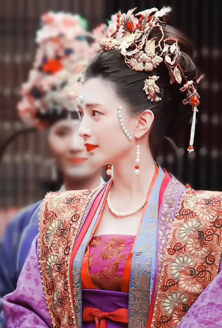 I watched "Qing Ping Le" and was blown away by the beautiful styling ...