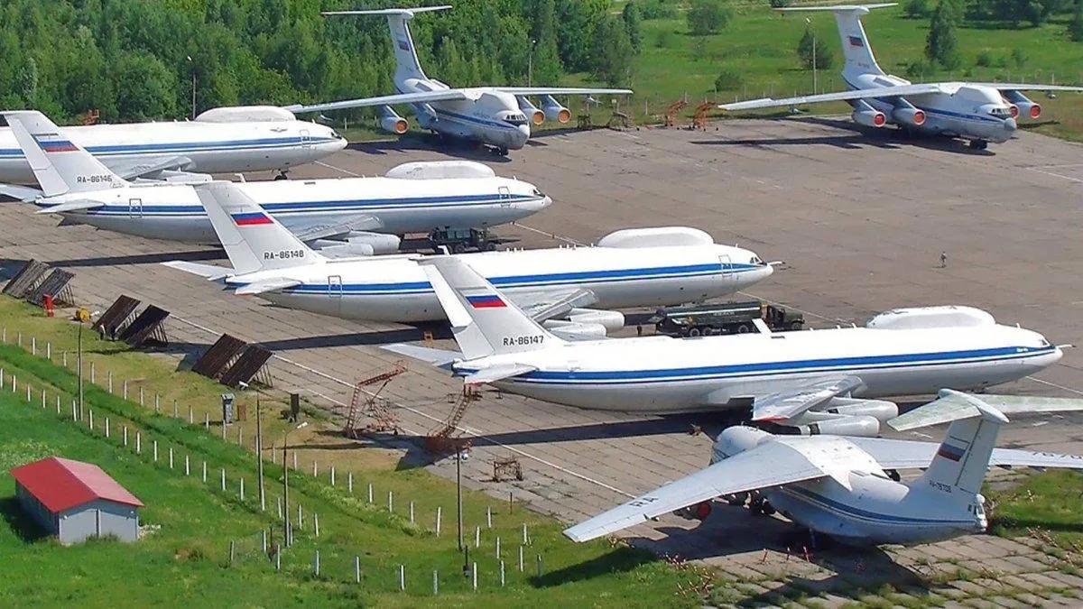 Russian "doomsday plane" parked next to 747 plane? Air command post in ...